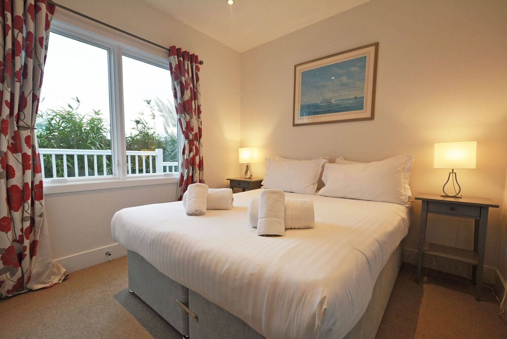 The Moorings - A stunning lakeside retreat in the Cotswold Water Park ...