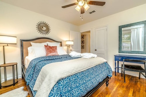 This Bungalow Is A 2 Bedroom(s), 1 Bathrooms, Located In Jacksonville, Fl. - Jacksonville, FL