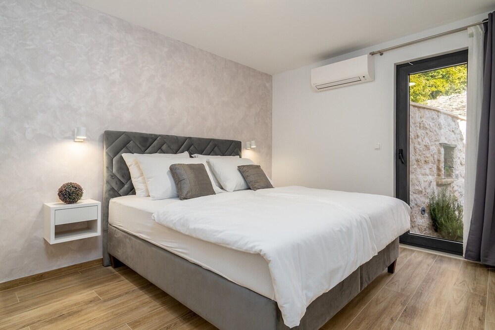 Villa Falcon House, 3-bedroom villa with heated 36 sqm pool, Jacuzzi ...
