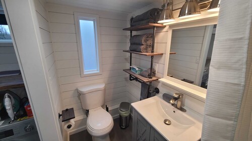 Breakfast At Tiffany’s Tiny Home On The Farm - Enumclaw, WA
