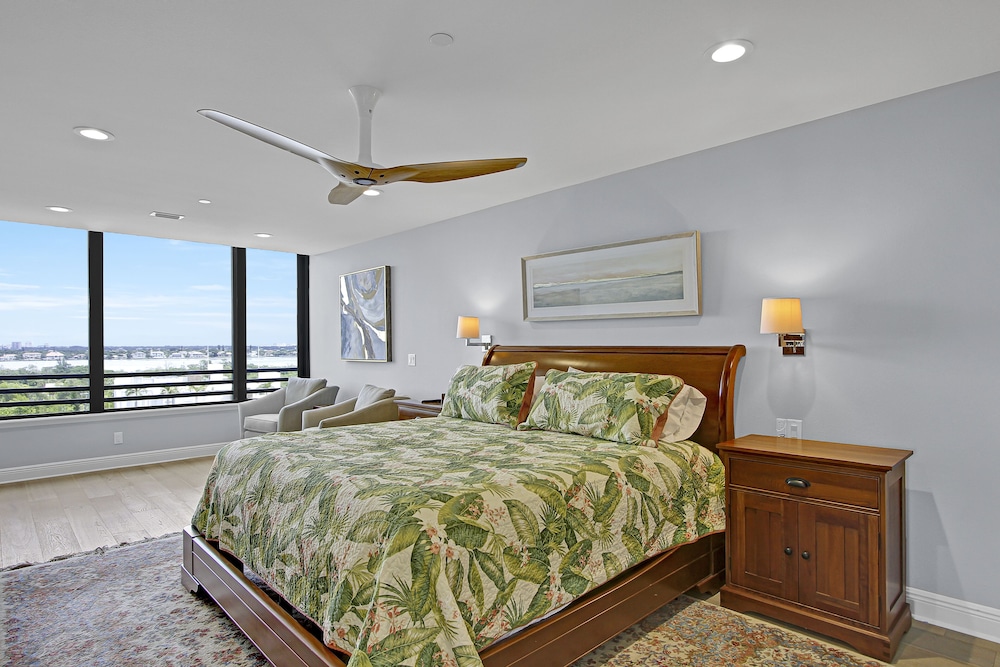 Beachfront 3/2 Penthouse Lido Key Beautiful Views! - Lido Key | Vrbo