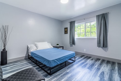 Modern 2 Bedroom Condo - Pembroke Pines, FL