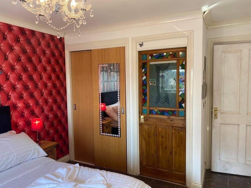 Luxurious entire 3 bedroom Apt- Arabian Nights - Glasgow | Vrbo