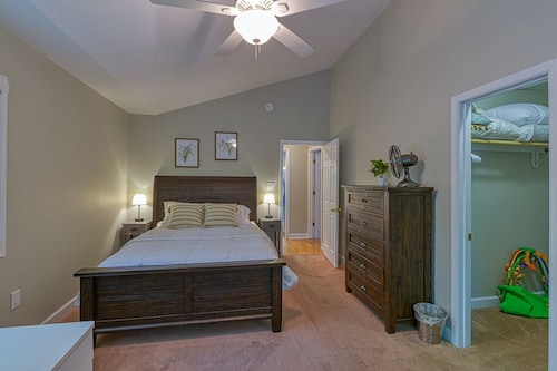 The Lake Lodge: Private Slip, Lake Access, Hot Tub - Lake Anna, VA