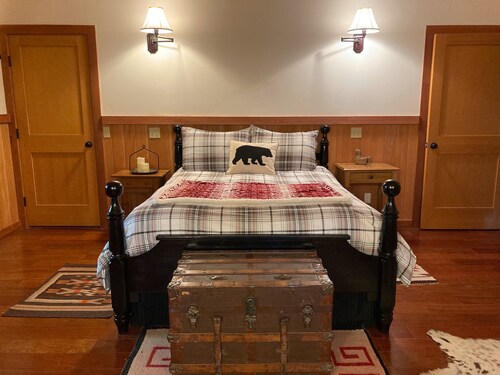 Cedar Valley Lodge: Rustic & Serene In Gold Beach - Sisters Rock State Park, Port Orford