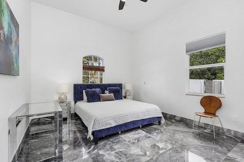 Luxe Loft In The Cape Pet Friendly - Cape Coral, FL