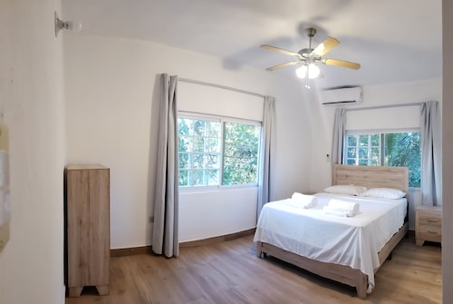Modern Ocean View Negril Apartment With Fast Wifi, Ac, & Pool - Negril