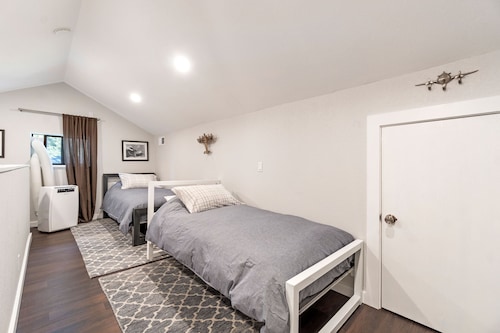 Designer Touch, Incline Condo In Prime Location - Carson City, NV