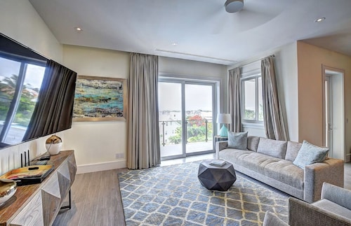 Luxury Ocean View, Walk To Atlantis & Beach 2br - Nassau