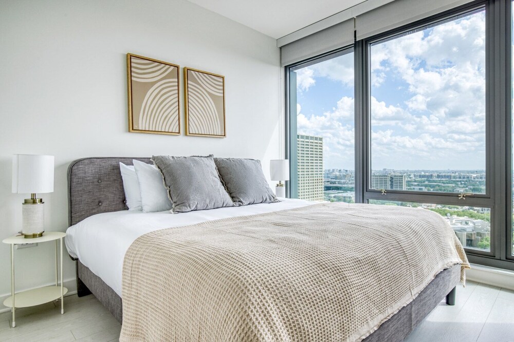 Luxe West Loop Studio w/ Gym, Pool, Coworking, walk to UIC, by ...