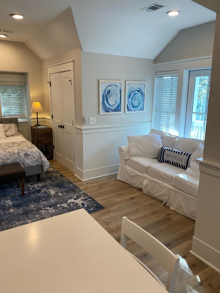 Clean & Newly Renovated Carriage House. 1 blk to Camp Watercolor ...