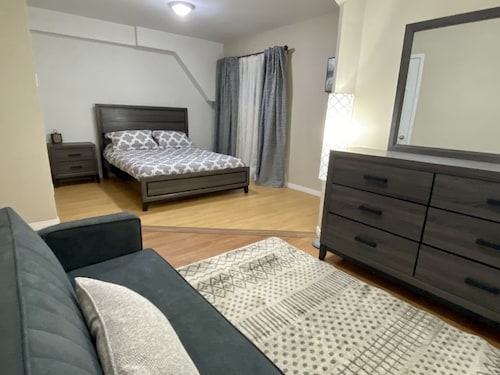 Gorgeous Lakefront Escape With Private Tennis Court - Rawdon