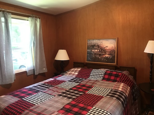 Muskoka Pointzen Hottub/beach/canoe/kayaks/toys - Gravenhurst