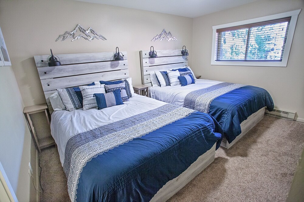 Ski-in condo off 4 O'clock, 1 block to Main St, steps to Gondola ...