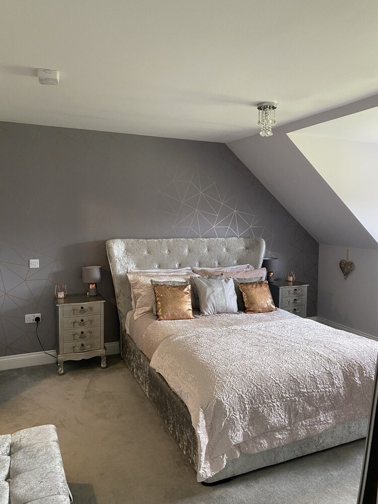 Alcantara- Modern Highland home with hot tub - sleeps 10 - Cromdale | Vrbo