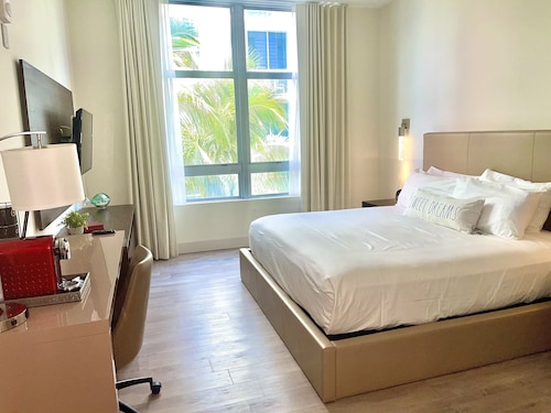 Costa Hollywood Beachfront Resort | Skypool & Hot Tub - Hollywood, FL