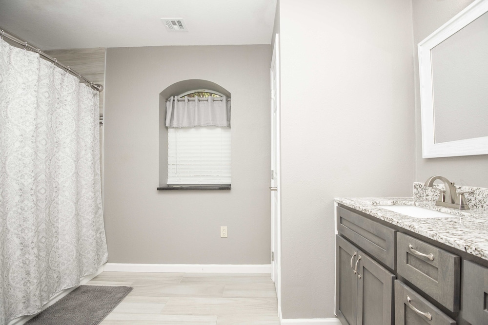 Beautiful first floor Luxury condo, great view, close to everything ...