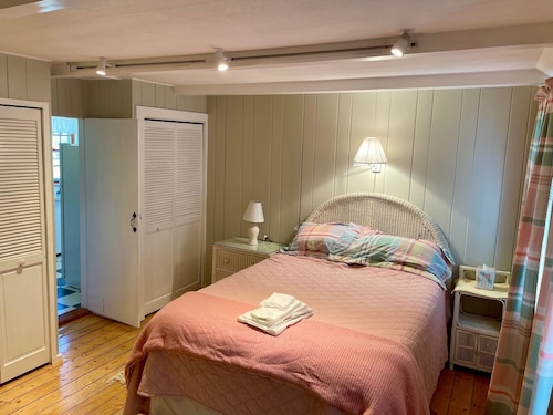 Cottage With Private Beach In Hyannis Port - Cape Cod, MA