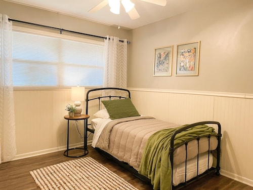 Cheerful Midtown Home Near Usm & Hospital-sleeps 8 - Hattiesburg, MS