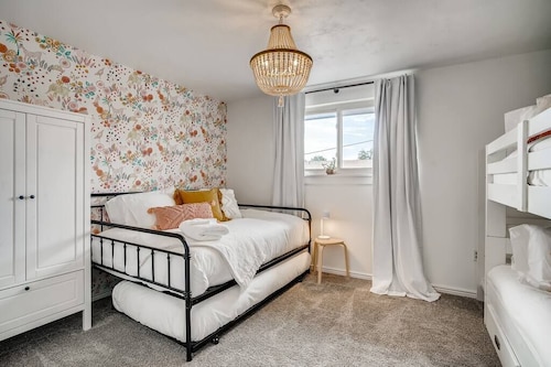 Family Townhome Near Mountains & Olde Town Arvada - Arvada, CO