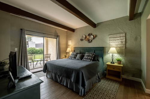 Contemporary Condo In The Heart Of Scottsdale - Taliesin West