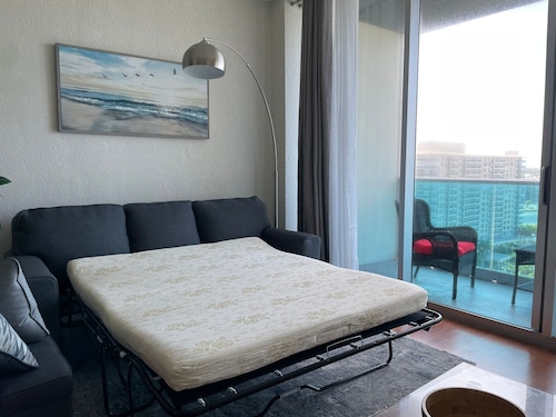 Ocean View 1 Bedroom Penthouse In Hollywood - Hallandale Beach, FL