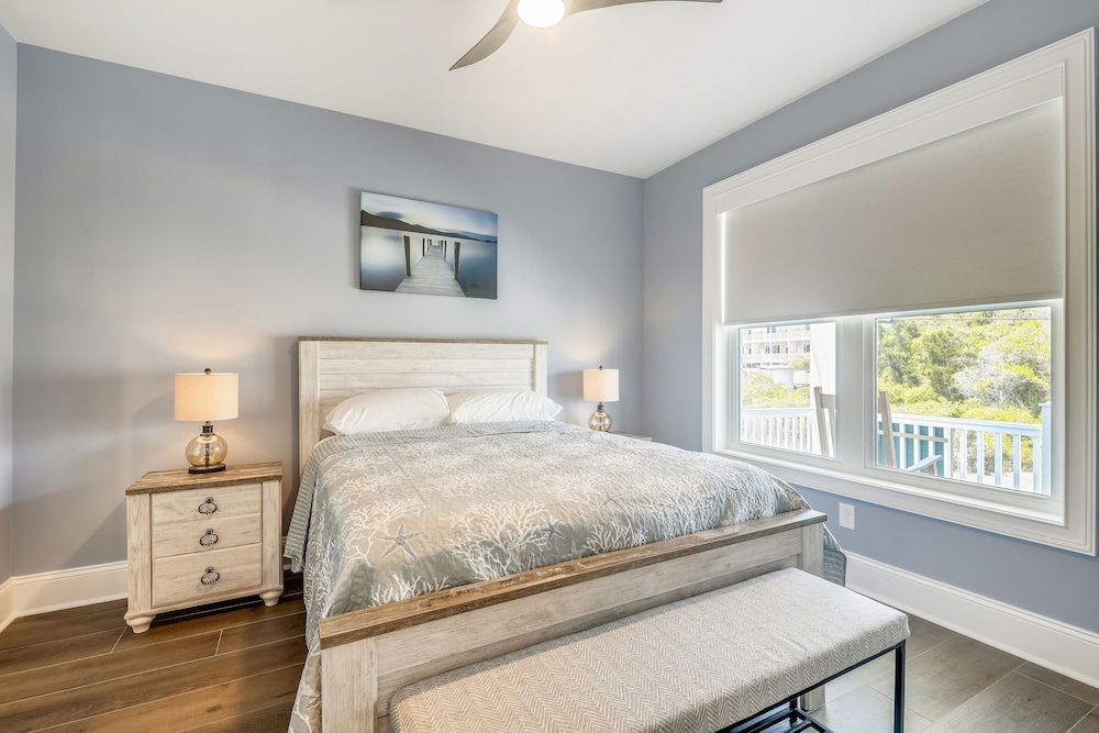 Reduced Rates @ Bailey's Lighthouse - Luxury Ocean Front Home - Pool ...