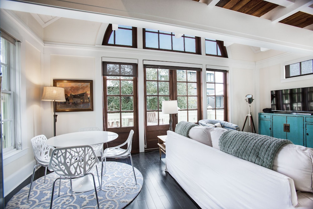 Benoit Carriage House— A petite, pristine pied-å-terre w/a perfect ...