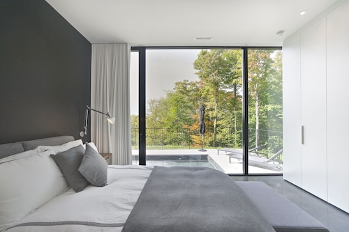 Sutton Hideaway: Opulent Mountain Couples Retreat - Sutton