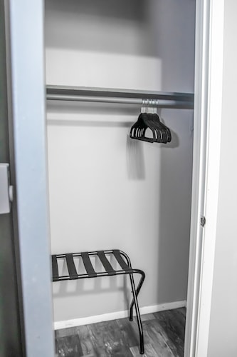 Spacious Italian Farmhouse Apartment Sleeps Up To 16! - Oswego, IL