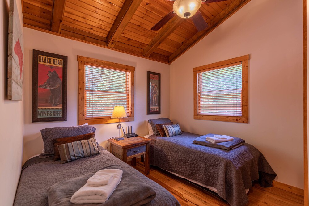 Knotty Pine - pet friendly on New River, outdoor fireplace - Ashe ...