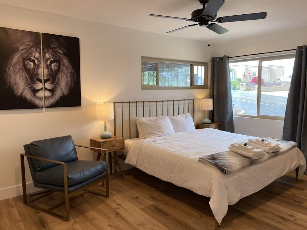 "The Medallion" Modern City Estate 7bed/5bath AC - San Diego | Vrbo