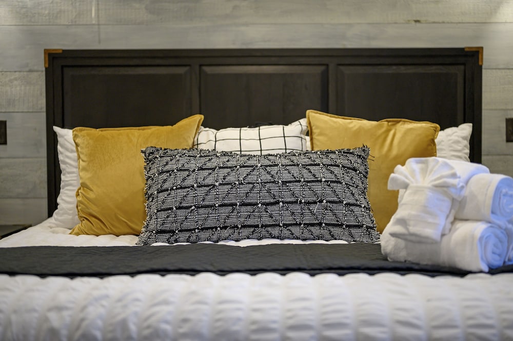 *Brand New! 2021 Built* Modern/Champagne Bliss Cabin-2bd 3bth-Sleeps 8 ...