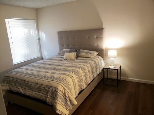 Clean Spacious Condo, Near Strip & Chinatown! - Las Vegas
