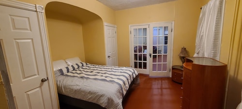 1 Bedroom Apartment,home Like,private,quite ,Safe. - Trenton, NJ