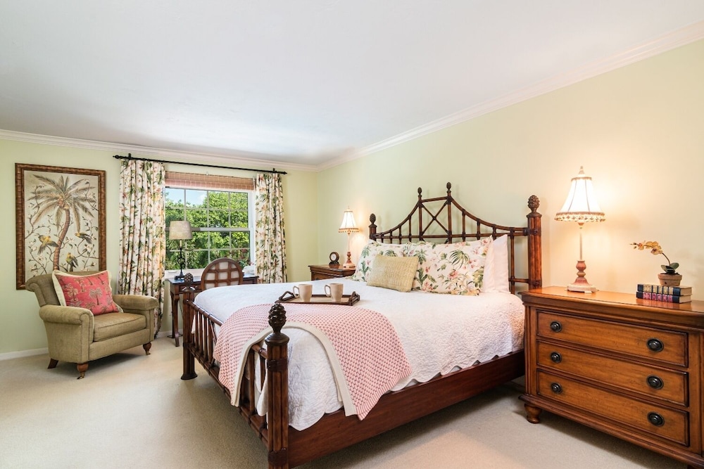 PIERRE CLUB 14 - Updated Tropical Condo, Best Location in Olde Naples ...