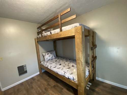 Beech Creek Cottage - Gilbert, WV