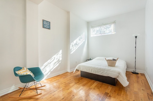 Stylish Cozy 3br Near Downtown / Free Parking - Montréal, QC