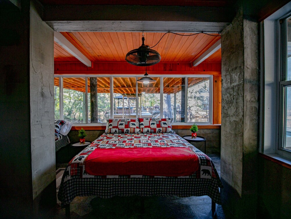 Big Cypress Lodge on Sante Fe River-Sleeps 14, Bring horses, RV and ...