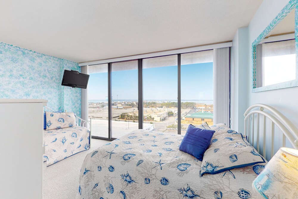 Convenient Condo in Gorgeous Oceanfront Location w/Shared Pool, Free ...