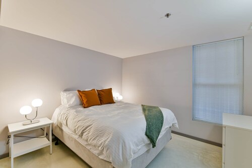 Luxury Flat W/ Heated Parking In Osborne Village - Winnipeg