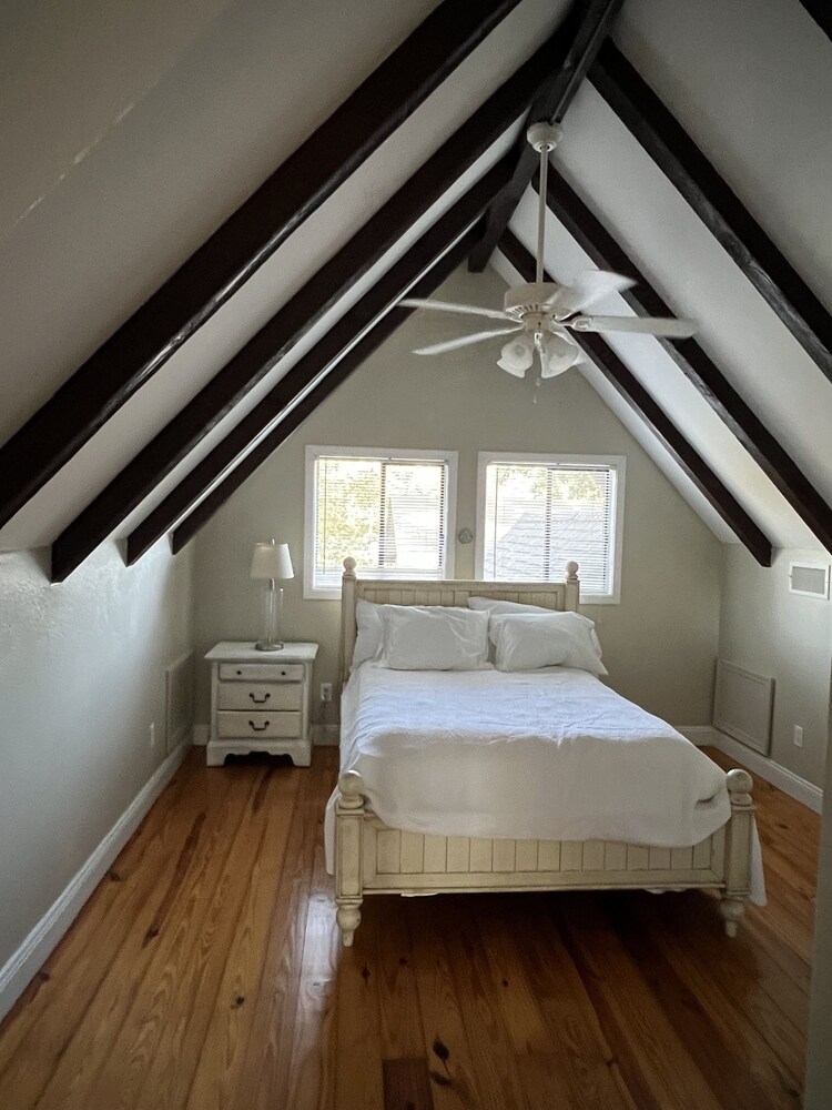 Quaint coastal vacation home only 1 block from the beach! - Pass ...