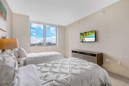Elegant Oceanfront Retreat With Top Amenities - Aventura, FL