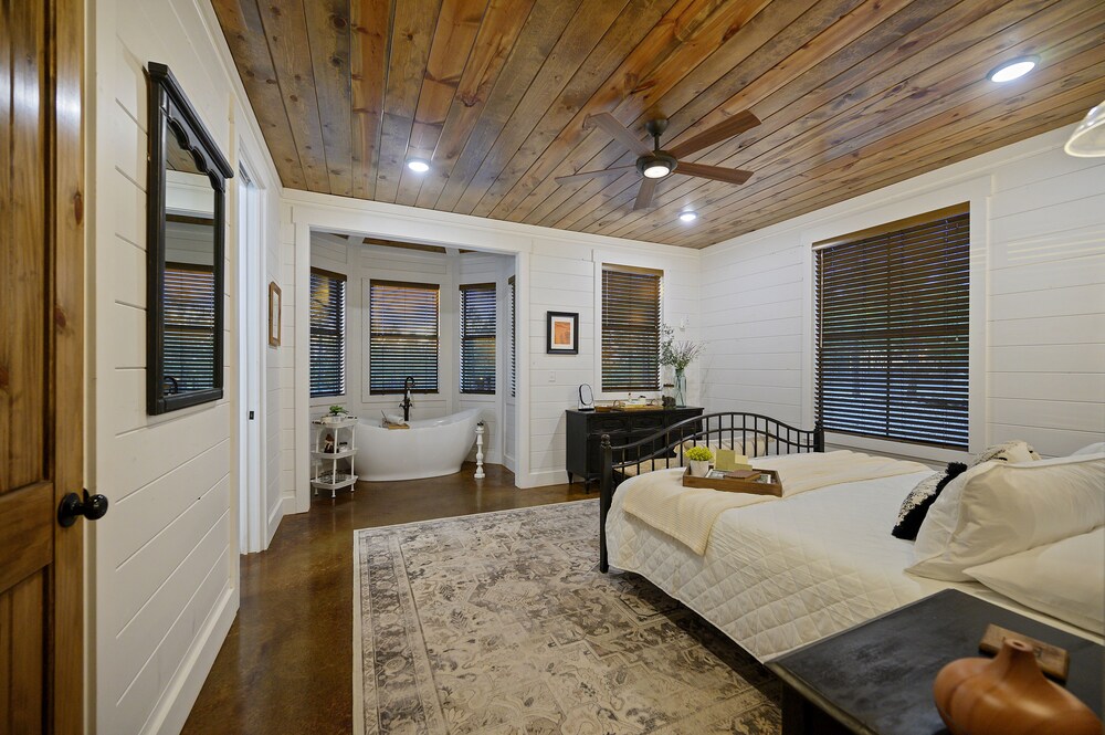Teddy Ridge- Ultra-Luxe Cozy Farmhouse Cabin Nestled in the Woods ...
