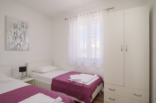 Apartment In Okrug Gornji With Terrace, Air Condition, Wifi, Washing Machine (5039-2) - Trogir