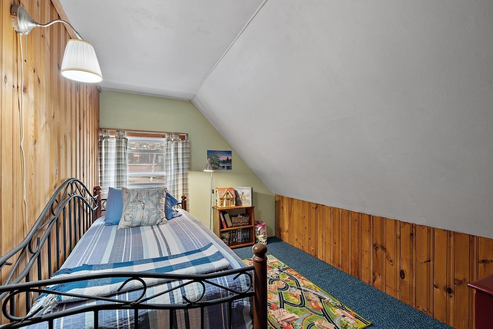 Beautiful Lake House on Belleau 100 ft of Waterfront! Kayaks, Jacuzzi ...