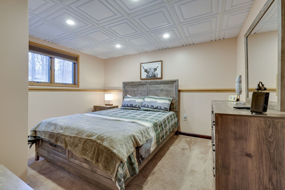 Large Poconos rustic style home in gated community - Fire Pit - Lake ...