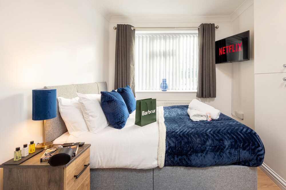 "Exclusive" Luxury modern 4-bed -Solihull, JLR, NEC, Resorts World ...