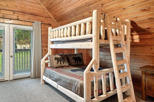 Lux Smokies Cabin - Hot Tub Arcade Near Dollywood - Sevierville, TN