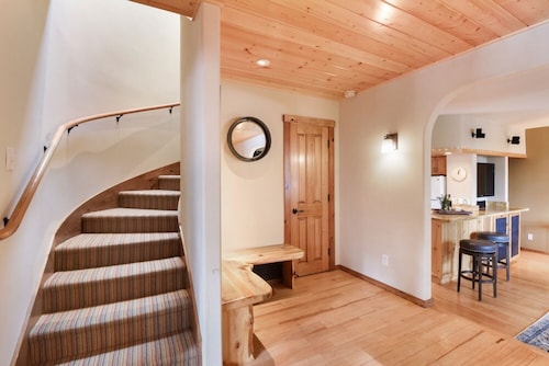 Lodgepole Lair - Dog Friendly, Walk To Town By Redawning - Lake Tahoe